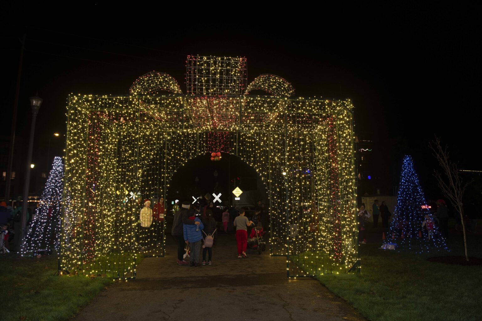 PHOTOS: Riverfront Park fills with holiday magic - Salem Reporter